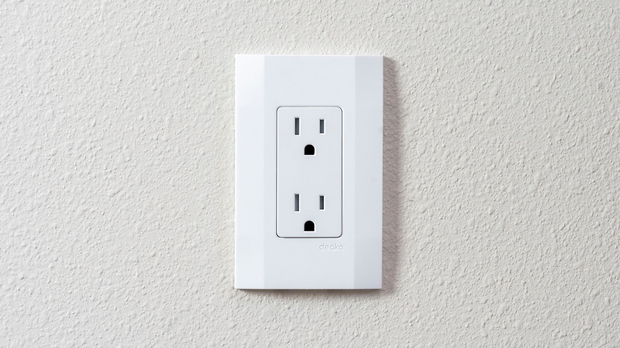 Simple Outlet with Screwless Cover – Deako