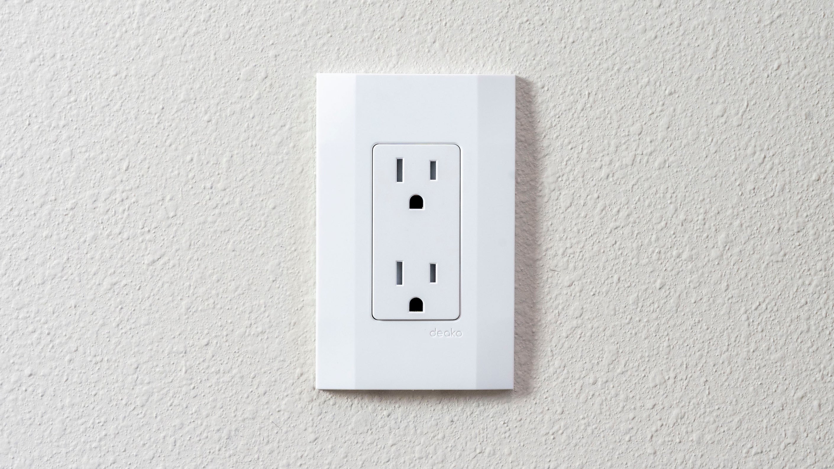Simple Outlet with Screwless Cover – Deako