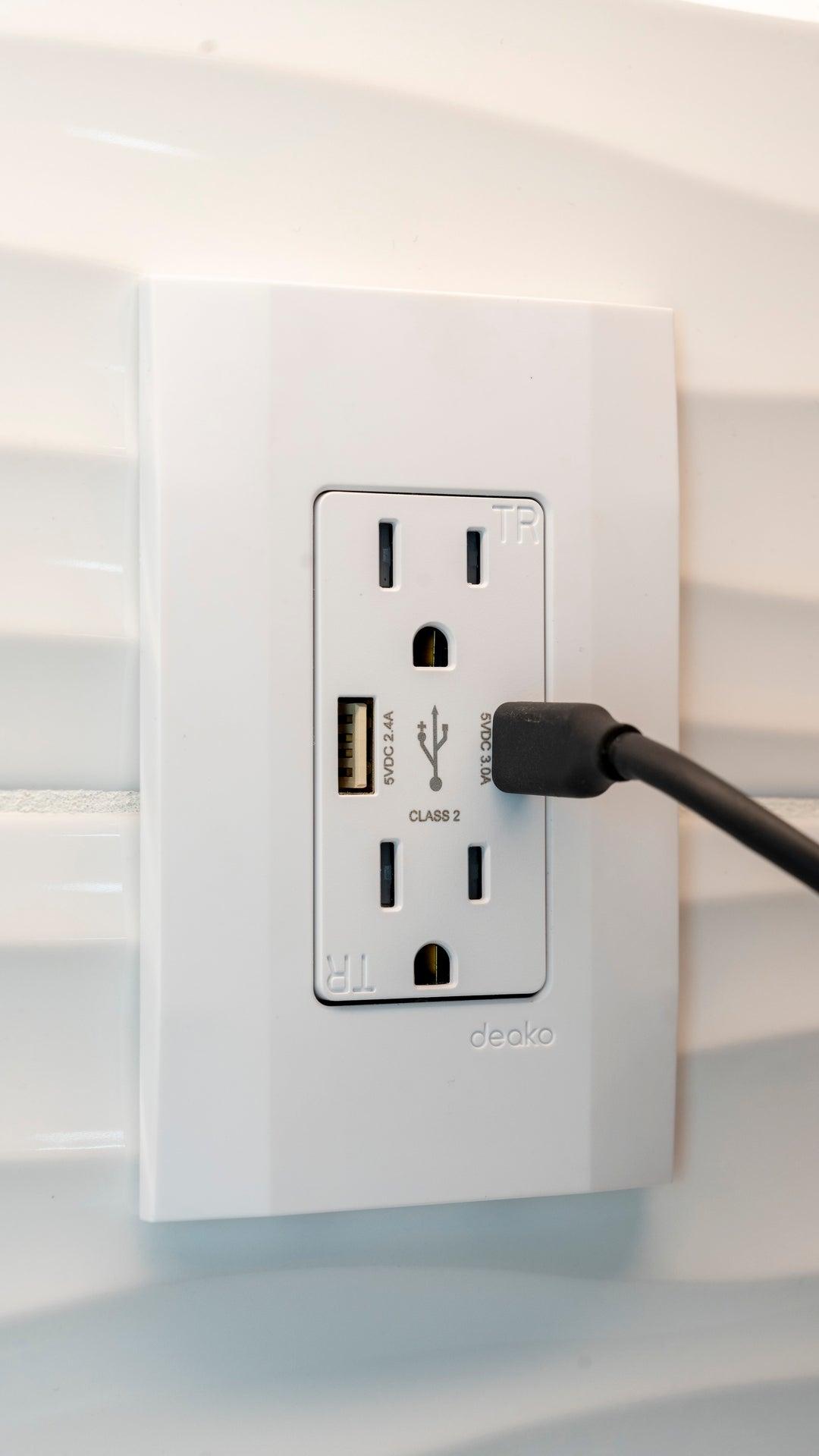 Simple Outlet with Screwless Cover – Deako